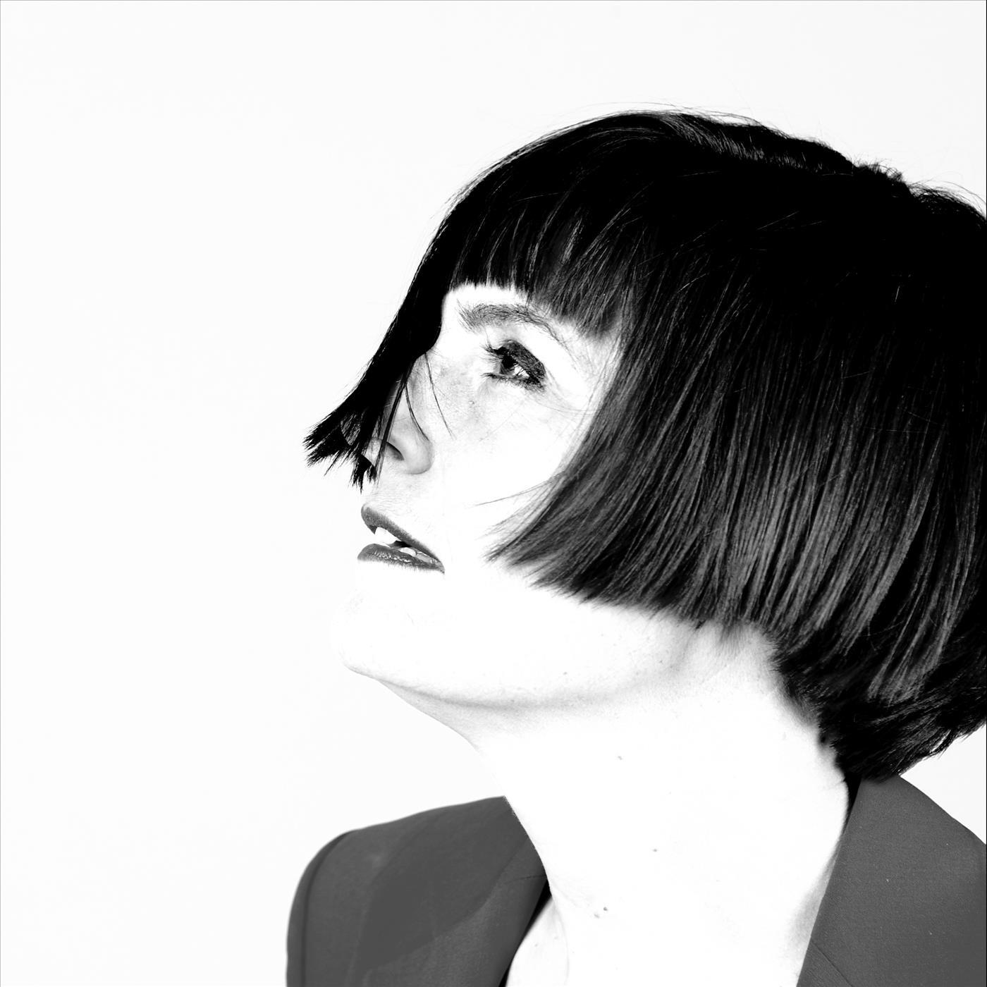 Annemiek Van Bussel - Jouw Handen | iHeart